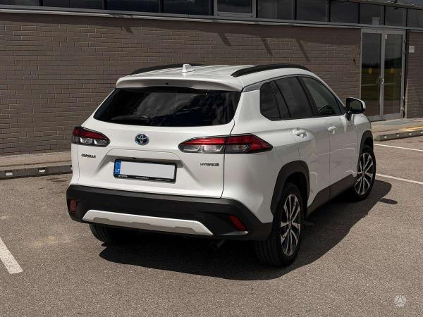 Белый Тойота Corolla Cross 2023 в Кедайняй, объемом двигателя 1.99 л и пробегом 49 тыс. км за 32900 €, фото 5 на AUTOMOTO.COM.LV
