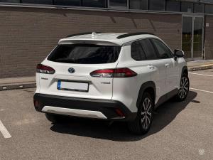 Белый Тойота Corolla Cross 2023 в Кедайняй, объемом двигателя 1.99 л и пробегом 49 тыс. км за 32900 €, фото 6 на AUTOMOTO.COM.LV