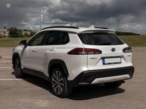 Белый Тойота Corolla Cross 2023 в Кедайняй, объемом двигателя 1.99 л и пробегом 49 тыс. км за 32900 €, фото 8 на AUTOMOTO.COM.LV