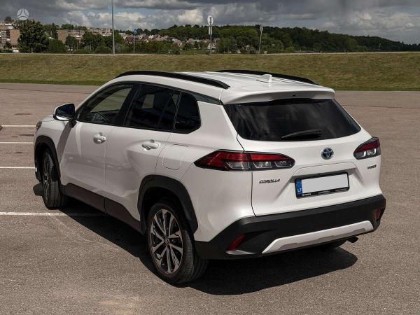 Белый Тойота Corolla Cross 2023 в Кедайняй, объемом двигателя 1.99 л и пробегом 49 тыс. км за 32900 €, фото 8 на AUTOMOTO.COM.LV