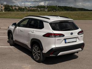 Белый Тойота Corolla Cross 2023 в Кедайняй, объемом двигателя 1.99 л и пробегом 49 тыс. км за 32900 €, фото 9 на AUTOMOTO.COM.LV