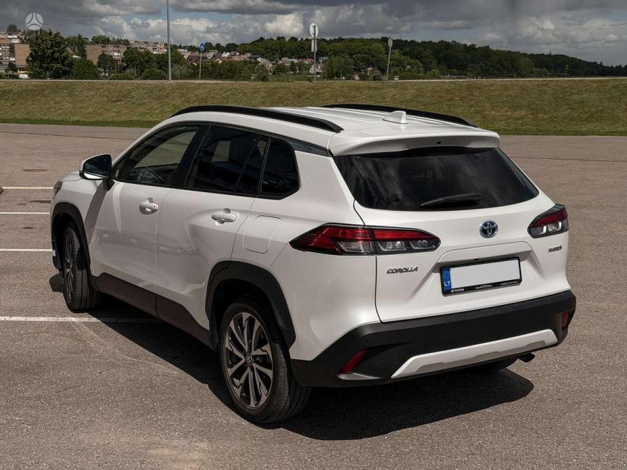 Белый Тойота Corolla Cross 2023 в Кедайняй, объемом двигателя 1.99 л и пробегом 49 тыс. км за 32900 €, фото 9 на AUTOMOTO.COM.LV