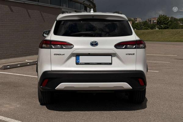 Белый Тойота Corolla Cross 2023 в Кедайняй, объемом двигателя 1.99 л и пробегом 49 тыс. км за 32900 €, фото 9 на AUTOMOTO.COM.LV