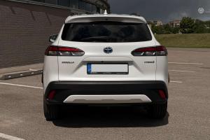 Белый Тойота Corolla Cross 2023 в Кедайняй, объемом двигателя 1.99 л и пробегом 49 тыс. км за 32900 €, фото 10 на AUTOMOTO.COM.LV