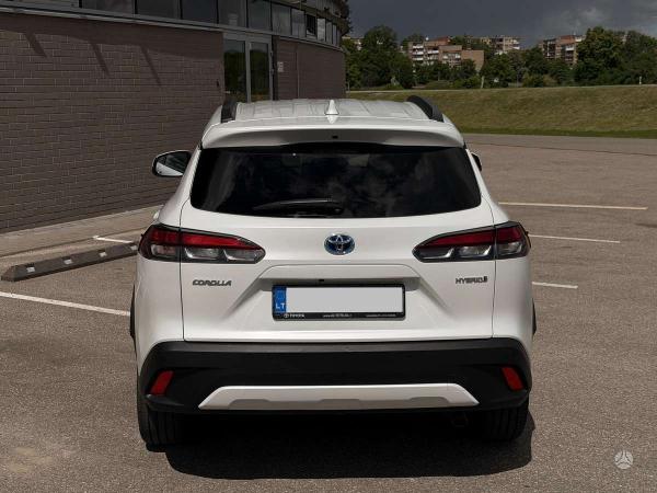 Белый Тойота Corolla Cross 2023 в Кедайняй, объемом двигателя 1.99 л и пробегом 49 тыс. км за 32900 €, фото 10 на AUTOMOTO.COM.LV