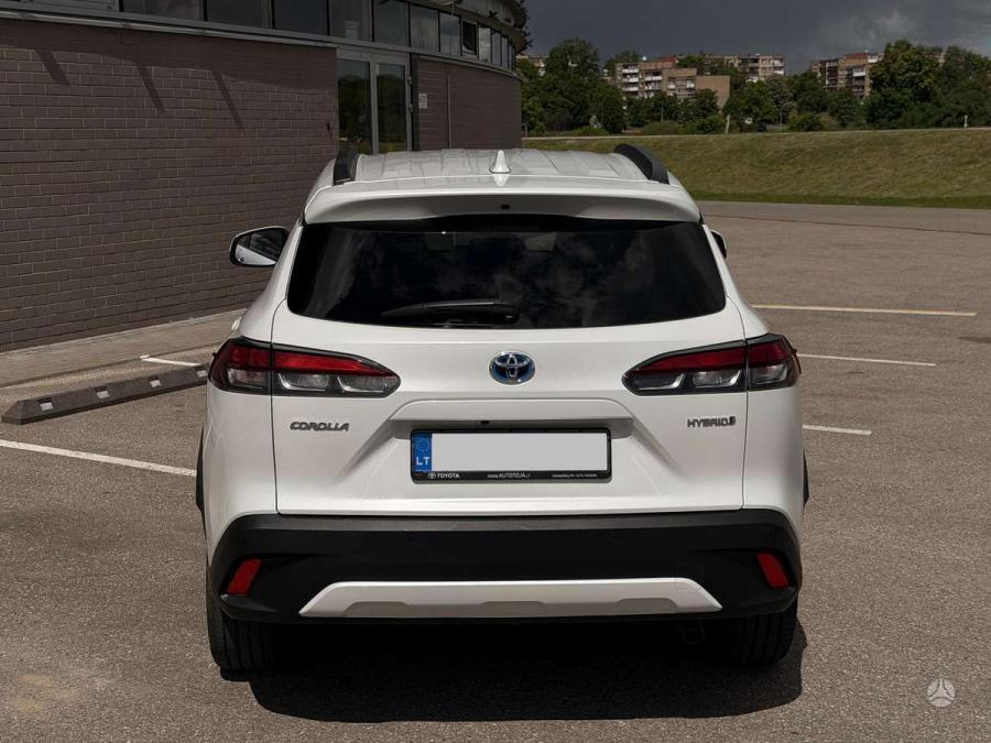 Белый Тойота Corolla Cross 2023 в Кедайняй, объемом двигателя 1.99 л и пробегом 49 тыс. км за 32900 €, фото 11 на AUTOMOTO.COM.LV