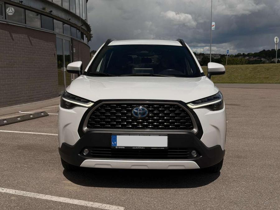 Белый Тойота Corolla Cross 2023 в Кедайняй, объемом двигателя 1.99 л и пробегом 49 тыс. км за 32900 €, фото 12 на AUTOMOTO.COM.LV