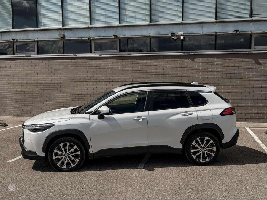 Белый Тойота Corolla Cross 2023 в Кедайняй, объемом двигателя 1.99 л и пробегом 49 тыс. км за 32900 €, фото 13 на AUTOMOTO.COM.LV