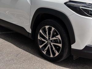 Белый Тойота Corolla Cross 2023 в Кедайняй, объемом двигателя 1.99 л и пробегом 49 тыс. км за 32900 €, фото 15 на AUTOMOTO.COM.LV