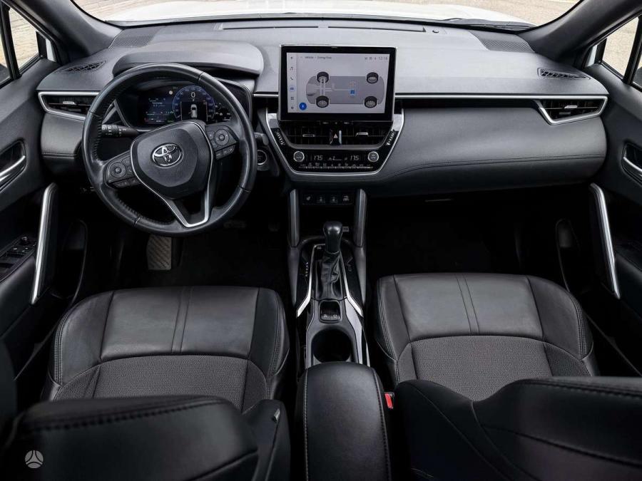 Белый Тойота Corolla Cross 2023 в Кедайняй, объемом двигателя 1.99 л и пробегом 49 тыс. км за 32900 €, фото 18 на AUTOMOTO.COM.LV