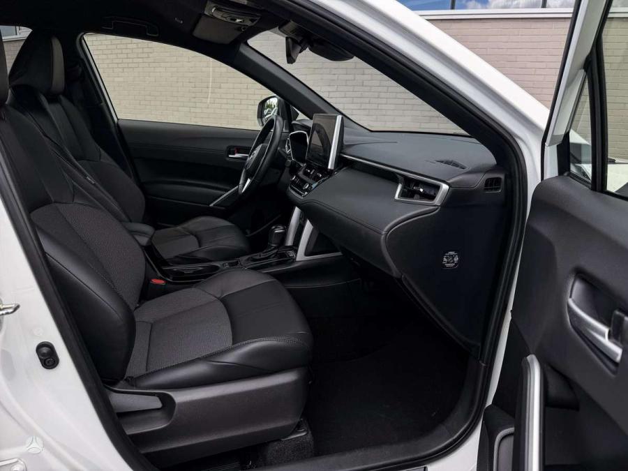 Белый Тойота Corolla Cross 2023 в Кедайняй, объемом двигателя 1.99 л и пробегом 49 тыс. км за 32900 €, фото 22 на AUTOMOTO.COM.LV