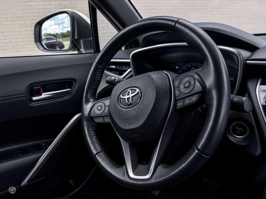 Белый Тойота Corolla Cross 2023 в Кедайняй, объемом двигателя 1.99 л и пробегом 49 тыс. км за 32900 €, фото 25 на AUTOMOTO.COM.LV
