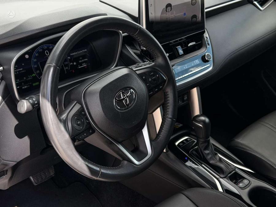 Белый Тойота Corolla Cross 2023 в Кедайняй, объемом двигателя 1.99 л и пробегом 49 тыс. км за 32900 €, фото 28 на AUTOMOTO.COM.LV