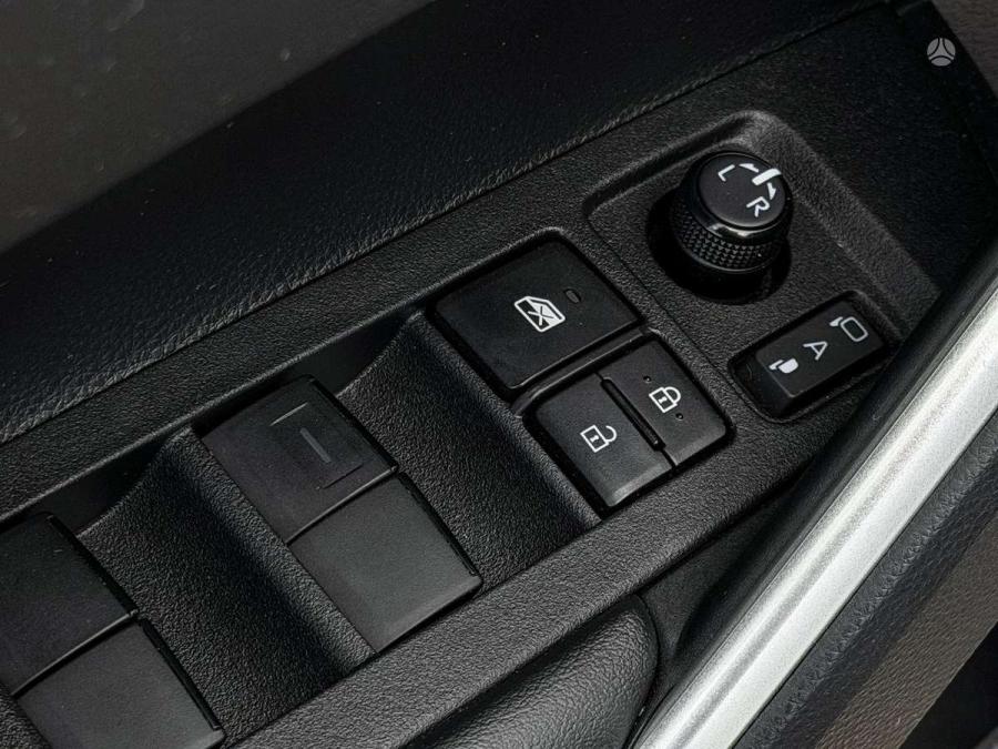 Белый Тойота Corolla Cross 2023 в Кедайняй, объемом двигателя 1.99 л и пробегом 49 тыс. км за 32900 €, фото 31 на AUTOMOTO.COM.LV
