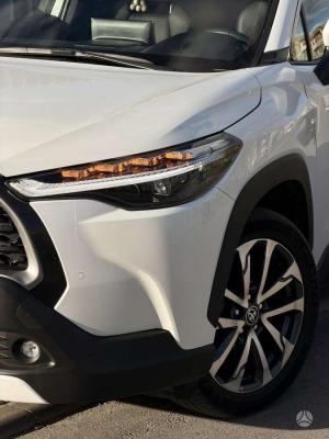 Белый Тойота Corolla Cross 2023 в Кедайняй, объемом двигателя 1.99 л и пробегом 49 тыс. км за 32900 €, фото 37 на AUTOMOTO.COM.LV