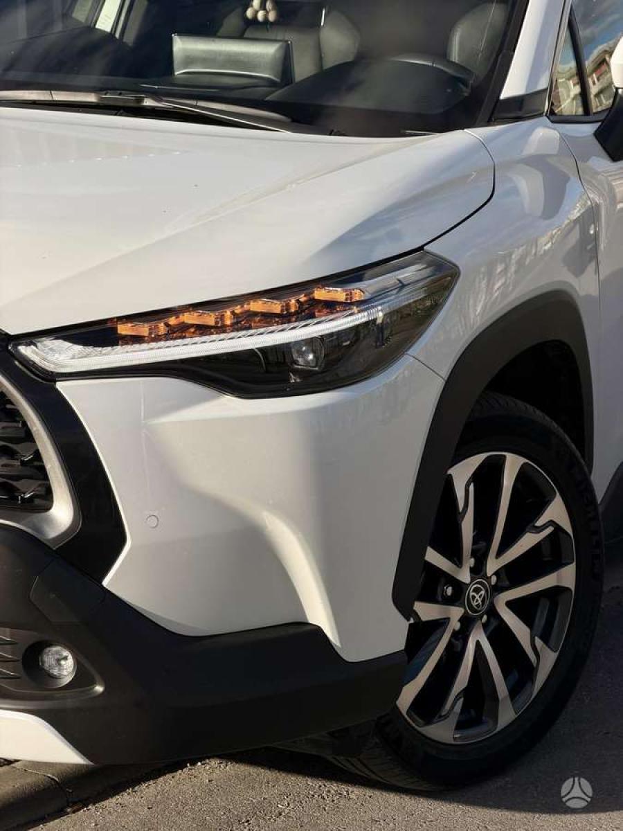 Белый Тойота Corolla Cross 2023 в Кедайняй, объемом двигателя 1.99 л и пробегом 49 тыс. км за 32900 €, фото 37 на AUTOMOTO.COM.LV