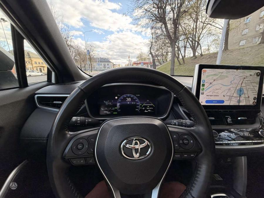 Белый Тойота Corolla Cross 2023 в Кедайняй, объемом двигателя 1.99 л и пробегом 49 тыс. км за 32900 €, фото 38 на AUTOMOTO.COM.LV