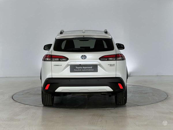Белый Тойота Corolla Cross 2023 в Вильнюс, объемом двигателя 1.99 л и пробегом 62 тыс. км за 33900 €, фото 5 на AUTOMOTO.COM.LV