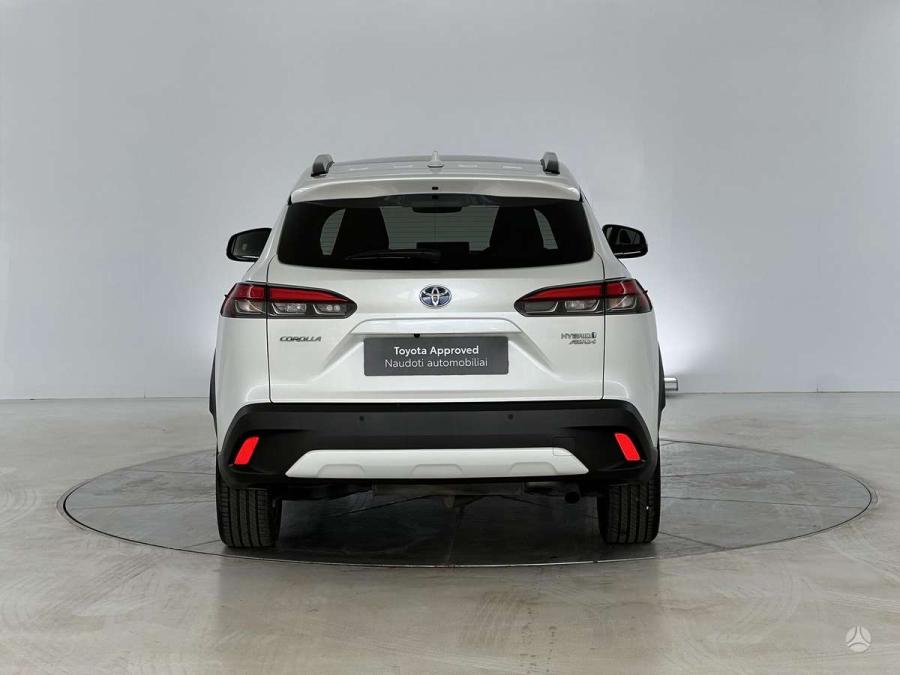 Белый Тойота Corolla Cross 2023 в Вильнюс, объемом двигателя 1.99 л и пробегом 62 тыс. км за 33900 €, фото 5 на AUTOMOTO.COM.LV