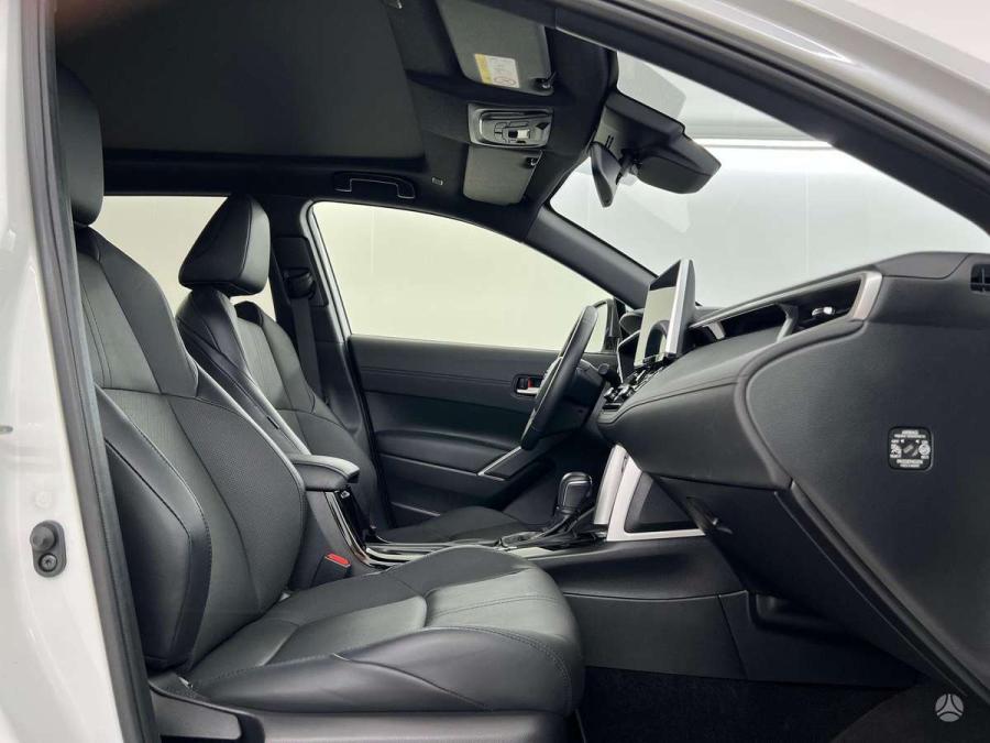 Белый Тойота Corolla Cross 2023 в Вильнюс, объемом двигателя 1.99 л и пробегом 62 тыс. км за 33900 €, фото 7 на AUTOMOTO.COM.LV