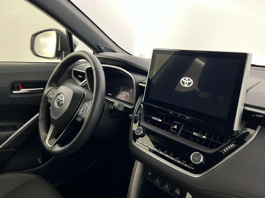 Белый Тойота Corolla Cross 2023 в Вильнюс, объемом двигателя 1.99 л и пробегом 62 тыс. км за 33900 €, фото 15 на AUTOMOTO.COM.LV