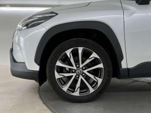 Белый Тойота Corolla Cross 2023 в Вильнюс, объемом двигателя 1.99 л и пробегом 62 тыс. км за 33900 €, фото 16 на AUTOMOTO.COM.LV