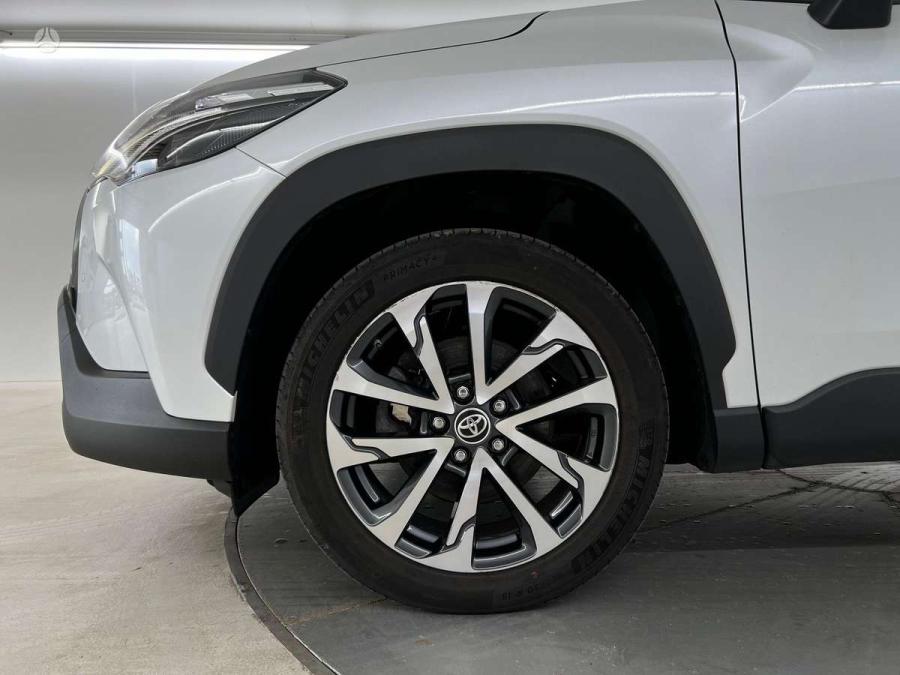 Белый Тойота Corolla Cross 2023 в Вильнюс, объемом двигателя 1.99 л и пробегом 62 тыс. км за 33900 €, фото 16 на AUTOMOTO.COM.LV