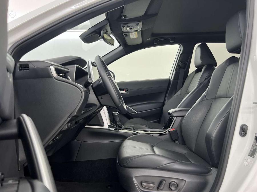 Белый Тойота Corolla Cross 2023 в Вильнюс, объемом двигателя 1.99 л и пробегом 62 тыс. км за 33900 €, фото 20 на AUTOMOTO.COM.LV