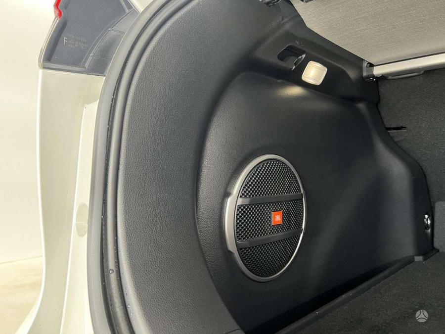 Белый Тойота Corolla Cross 2023 в Вильнюс, объемом двигателя 1.99 л и пробегом 62 тыс. км за 33900 €, фото 30 на AUTOMOTO.COM.LV