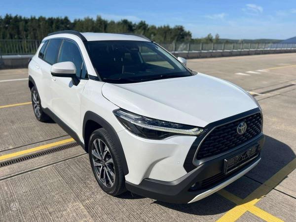 Balts Toyota Corolla Cross 2023 Viļņa, ar dzinēja tilpumu 1.99 L un nobraukumu 52 tūkst. km par 26999 €, foto 1 vietnē AUTOMOTO.COM.LV