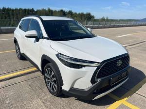 Balts Toyota Corolla Cross 2023 Viļņa, ar dzinēja tilpumu 1.99 L un nobraukumu 52 tūkst. km par 26999 €, foto 1 vietnē AUTOMOTO.COM.LV