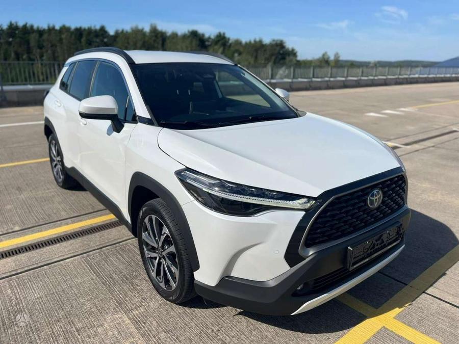 Balts Toyota Corolla Cross 2023 Viļņa, ar dzinēja tilpumu 1.99 L un nobraukumu 52 tūkst. km par 26999 €, foto 1 vietnē AUTOMOTO.COM.LV