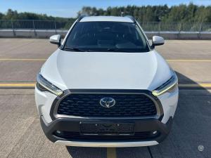 Balts Toyota Corolla Cross 2023 Viļņa, ar dzinēja tilpumu 1.99 L un nobraukumu 52 tūkst. km par 26999 €, foto 3 vietnē AUTOMOTO.COM.LV