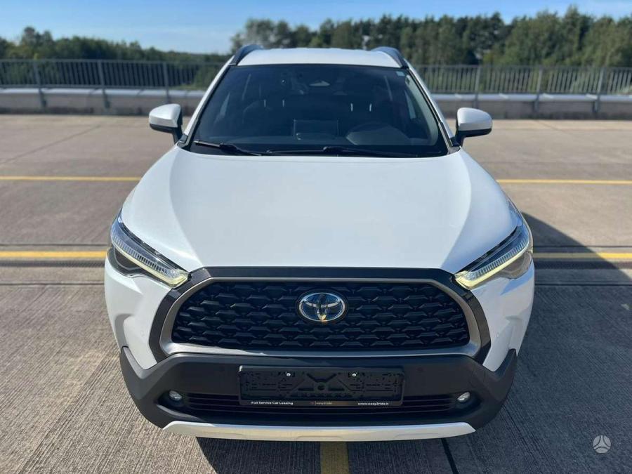 Balts Toyota Corolla Cross 2023 Viļņa, ar dzinēja tilpumu 1.99 L un nobraukumu 52 tūkst. km par 26999 €, foto 3 vietnē AUTOMOTO.COM.LV