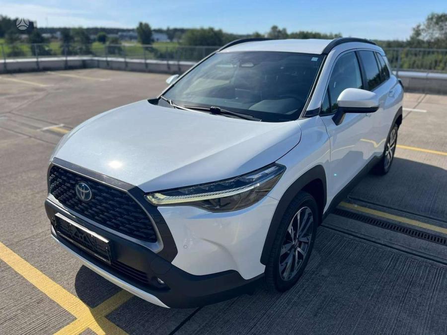 Balts Toyota Corolla Cross 2023 Viļņa, ar dzinēja tilpumu 1.99 L un nobraukumu 52 tūkst. km par 26999 €, foto 4 vietnē AUTOMOTO.COM.LV