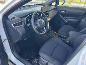 Balts Toyota Corolla Cross 2023 Viļņa, ar dzinēja tilpumu 1.99 L un nobraukumu 52 tūkst. km par 26999 €, foto 10 vietnē AUTOMOTO.COM.LV