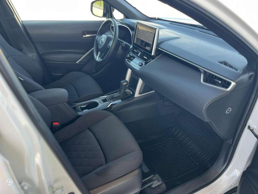 Balts Toyota Corolla Cross 2023 Viļņa, ar dzinēja tilpumu 1.99 L un nobraukumu 52 tūkst. km par 26999 €, foto 11 vietnē AUTOMOTO.COM.LV