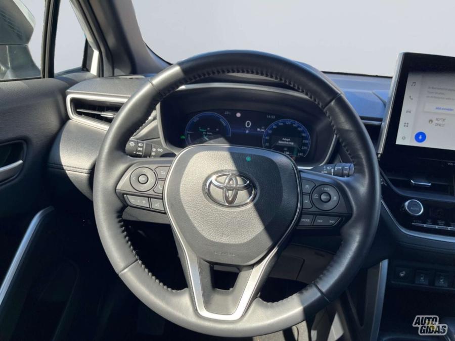 Balts Toyota Corolla Cross 2024 Kauņa, ar dzinēja tilpumu 1.80 L un nobraukumu 31 tūkst. km par 32690 €, foto 13 vietnē AUTOMOTO.COM.LV