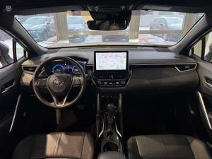 Balts Toyota Corolla Cross 2024 Šauļi, ar dzinēja tilpumu 1.99 L un nobraukumu 26 tūkst. km par 34900 €, foto 16 vietnē AUTOMOTO.COM.LV