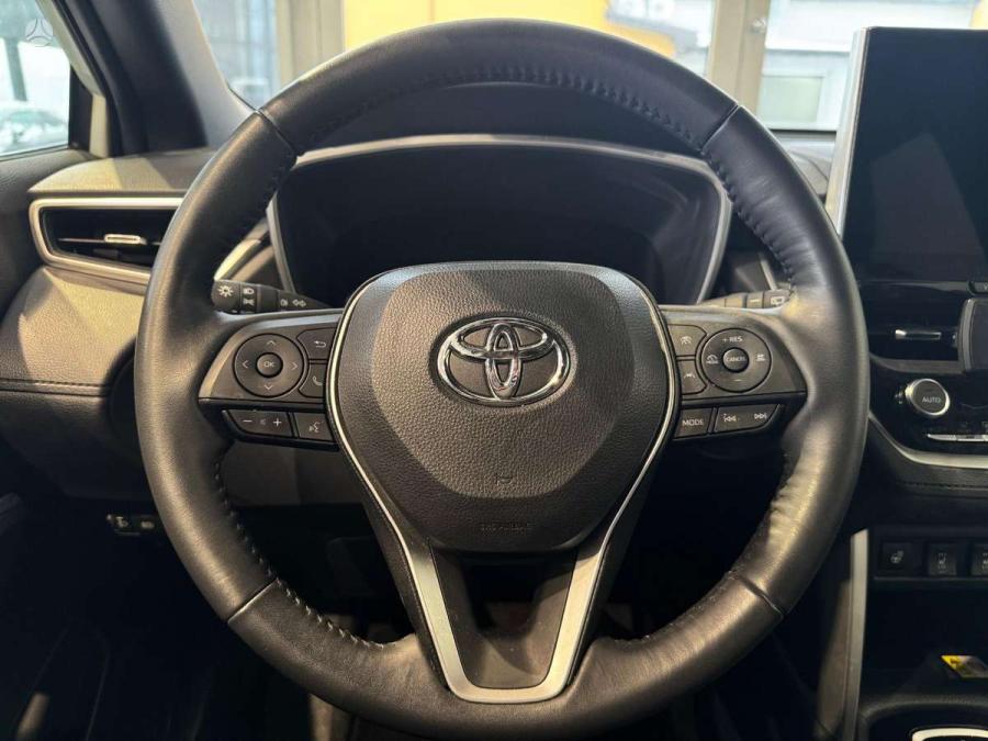 Balts Toyota Corolla Cross 2024 Šauļi, ar dzinēja tilpumu 1.99 L un nobraukumu 26 tūkst. km par 34900 €, foto 17 vietnē AUTOMOTO.COM.LV