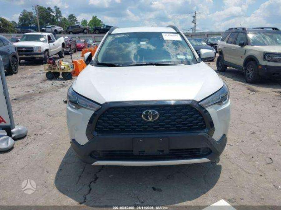 White Toyota Corolla Cross 2024 in Klaipeda, with an engine capacity of 2.00 L and mileage of 44 thousand km for 10300 €, photo 9 on AUTOMOTO.COM.LV