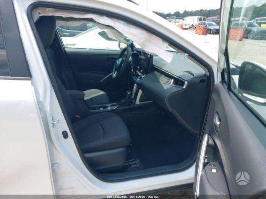 White Toyota Corolla Cross 2024 in Klaipeda, with an engine capacity of 2.00 L and mileage of 44 thousand km for 10300 €, photo 13 on AUTOMOTO.COM.LV