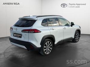 Balts Toyota Corolla Cross 2024 Rīga, ar dzinēja tilpumu 1.80 L un nobraukumu 48 tūkst. km par 28900 €, foto 3 vietnē AUTOMOTO.COM.LV