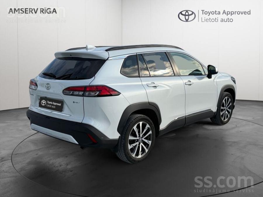 Balts Toyota Corolla Cross 2024 Rīga, ar dzinēja tilpumu 1.80 L un nobraukumu 48 tūkst. km par 28900 €, foto 3 vietnē AUTOMOTO.COM.LV