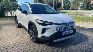 Белый Тойота Corolla Cross 2025 в Рига, объемом двигателя 2.00 л и пробегом 1000 тыс. км за 37450 €, фото  на AUTOMOTO.COM.LV