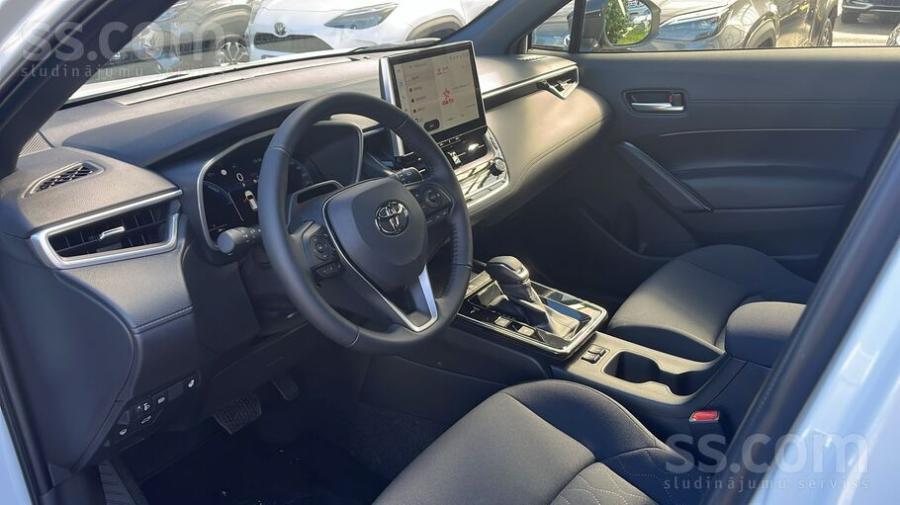 Белый Тойота Corolla Cross 2025 в Рига, объемом двигателя 2.00 л и пробегом 1000 тыс. км за 37450 €, фото 6 на AUTOMOTO.COM.LV