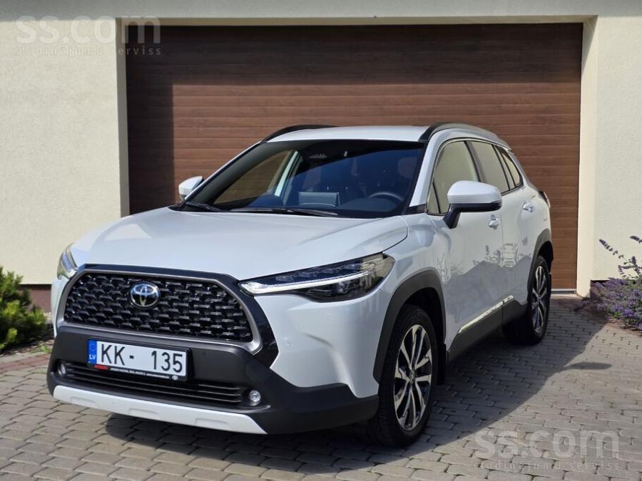 Balts Toyota Corolla Cross 2025 Rīga, ar dzinēja tilpumu 2.00 L un nobraukumu 7 tūkst. km par 35000 €, foto 1 vietnē AUTOMOTO.COM.LV