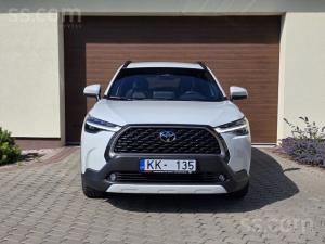 Balts Toyota Corolla Cross 2025 Rīga, ar dzinēja tilpumu 2.00 L un nobraukumu 7 tūkst. km par 35000 €, foto 3 vietnē AUTOMOTO.COM.LV