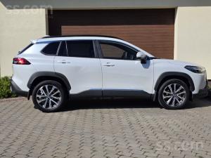 Balts Toyota Corolla Cross 2025 Rīga, ar dzinēja tilpumu 2.00 L un nobraukumu 7 tūkst. km par 35000 €, foto 7 vietnē AUTOMOTO.COM.LV