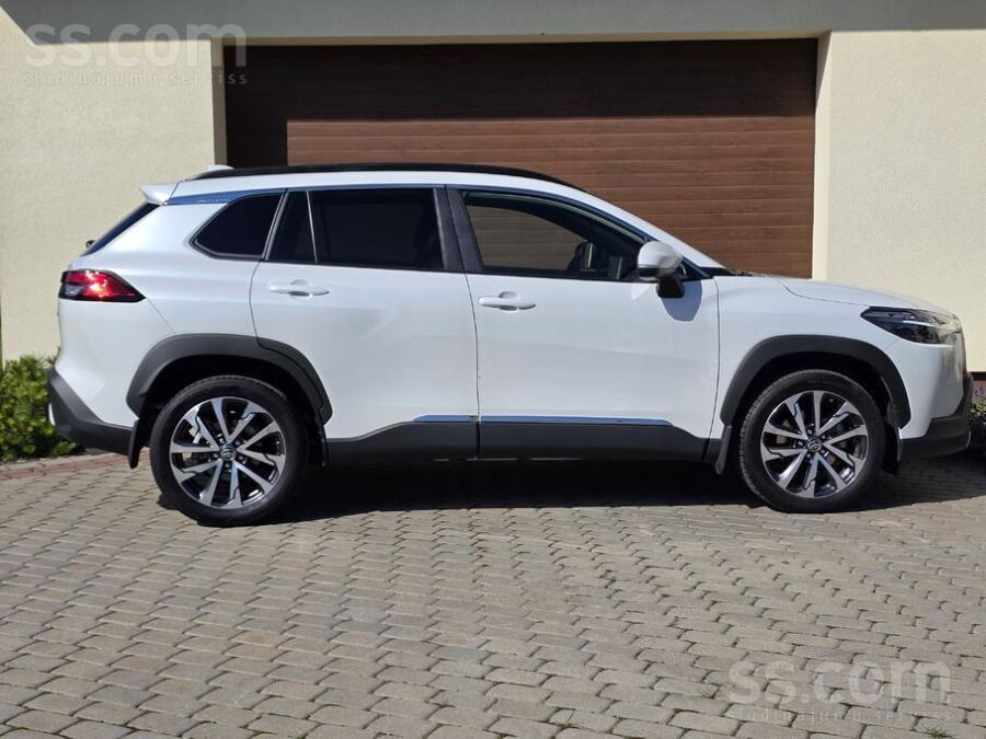 Balts Toyota Corolla Cross 2025 Rīga, ar dzinēja tilpumu 2.00 L un nobraukumu 7 tūkst. km par 35000 €, foto 7 vietnē AUTOMOTO.COM.LV